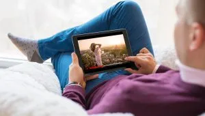 How To Watch Movies Together In A Long Distance Relationship (Guide)