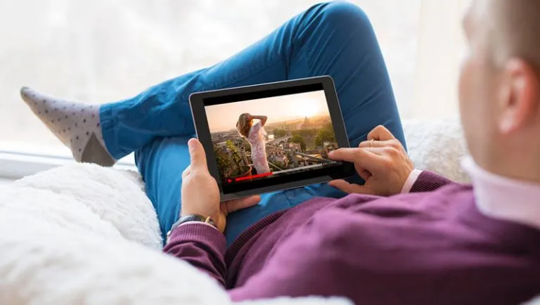 How To Watch Movies Together In A Long Distance Relationship (Guide)