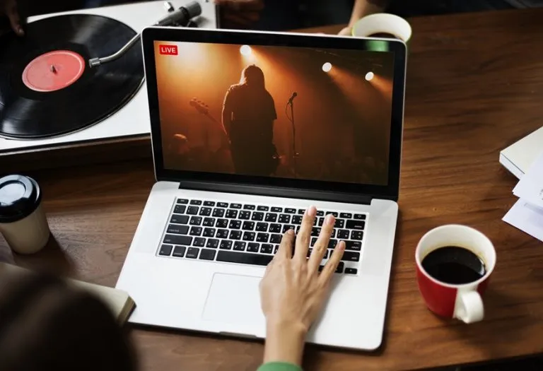 How To Make A Long Distance Relationship Fun and Exciting (21 Tips)